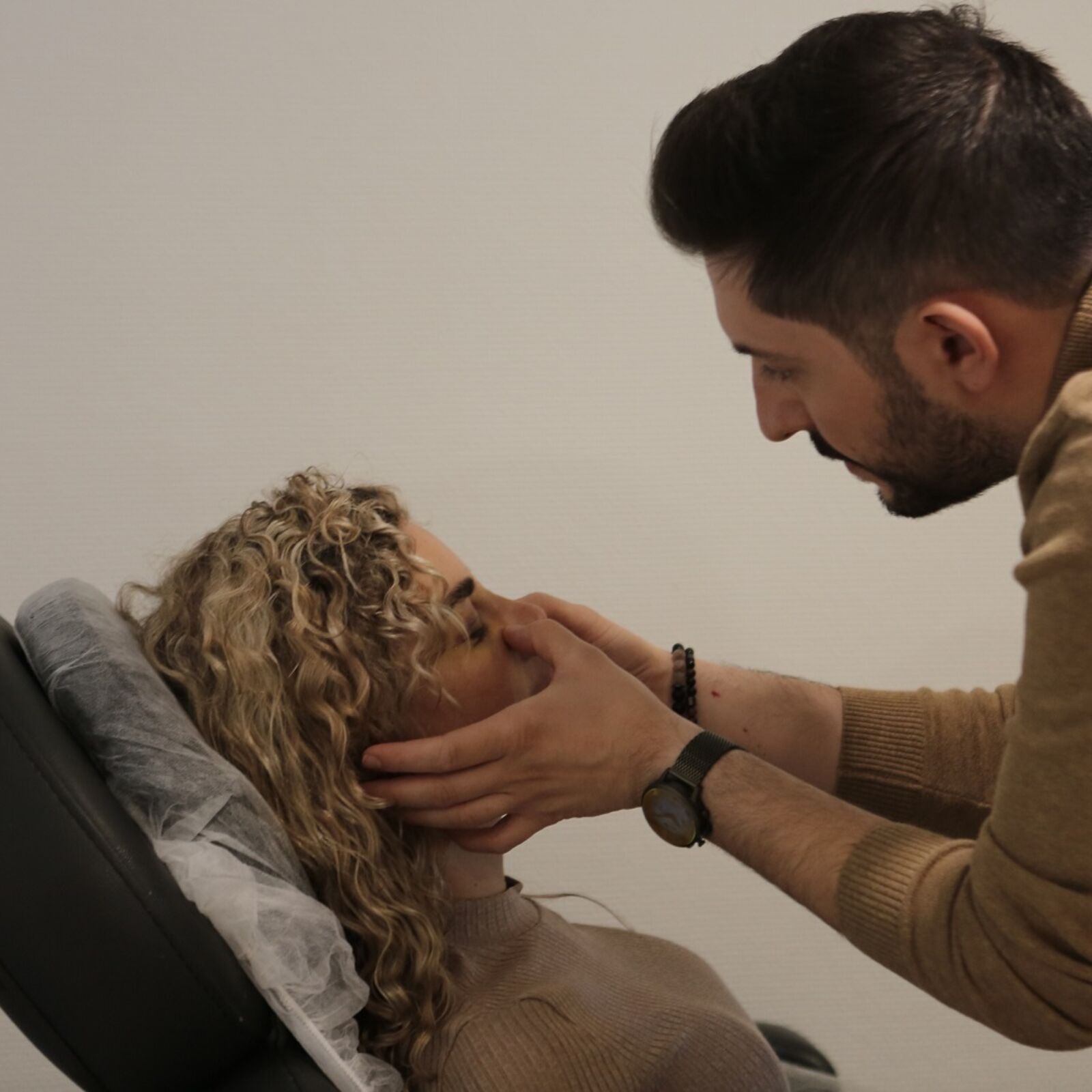 Playmate en Influencer Nena Vlaar haar neuscorrectie